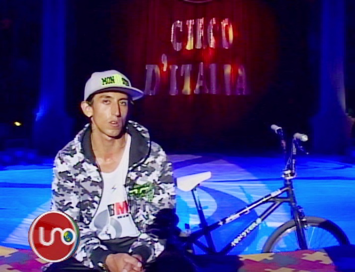 Jonathan Camargo practica flatland en un circo - Canal 1