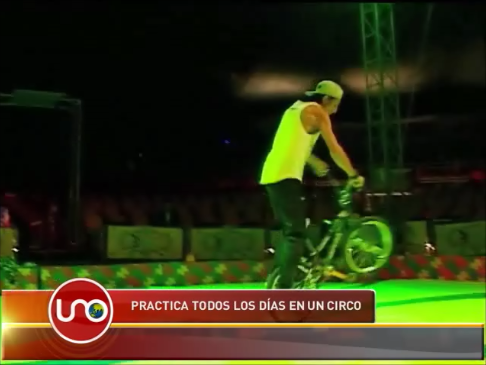 Jonathan Camargo practica flatland en un circo - Canal 1