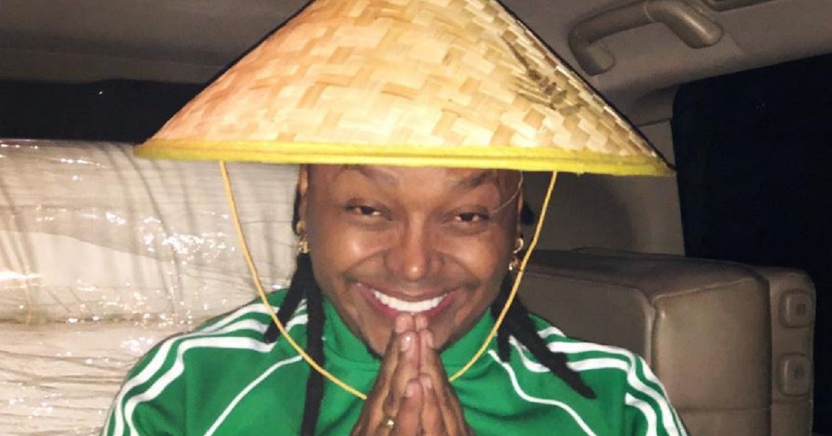 La razón de fondo de Mr. Black para usar un vestuario tan llamativo ...