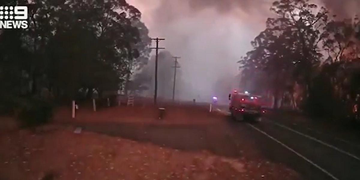 Impresionante video muestra a bomberos huyendo de incendio en Australia ...