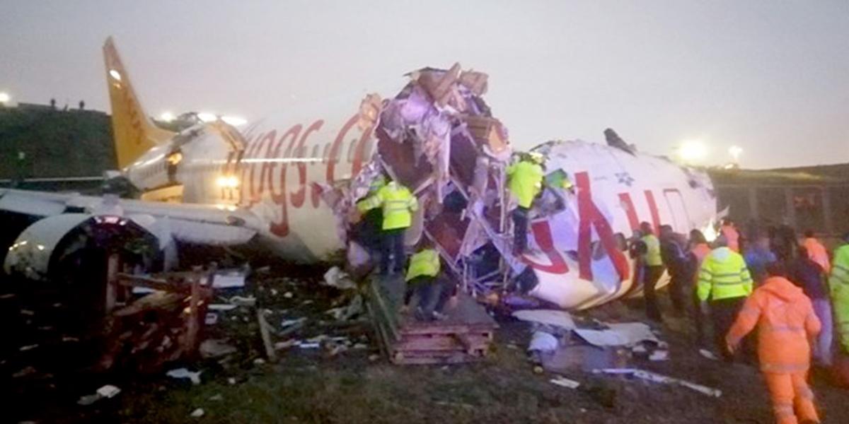 Avión de pasajeros se sale de la pista de aterrizaje y se rompe en ...