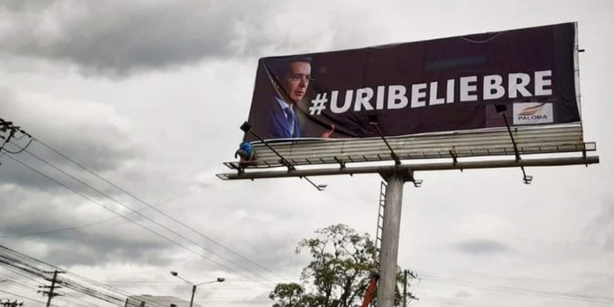 ¿Es real? La valla en apoyo a Álvaro Uribe que es motivo de burla en ...
