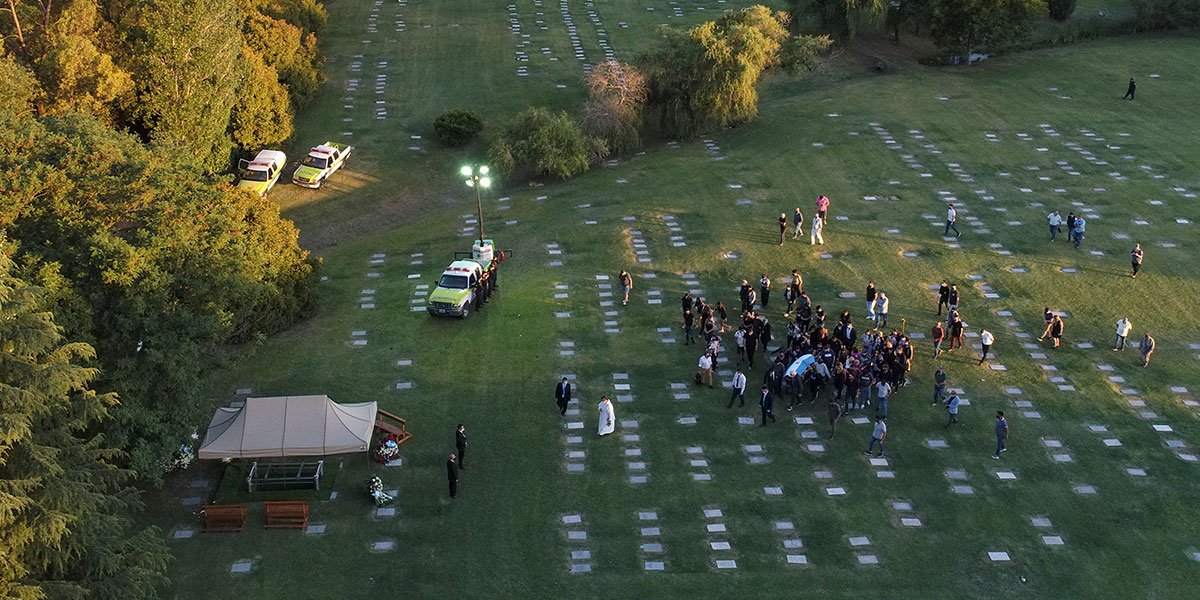 Restos del legendario Diego Maradona fueron inhumados en cementerio ...