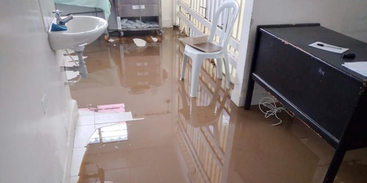 Hospital resultó inundado tras creciente de quebrada en Cauca - Canal 1