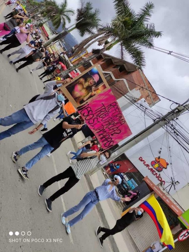 Luna Gil cartel protesta paro nacional reforma tributaria colombia ...
