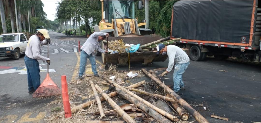 Despejan la vía de 'La Y' Llanogrande en Palmira - Noticentro 1 CM& Despejan la vía de 'La Y' Llanogrande en Palmira - Noticentro 1 CM&