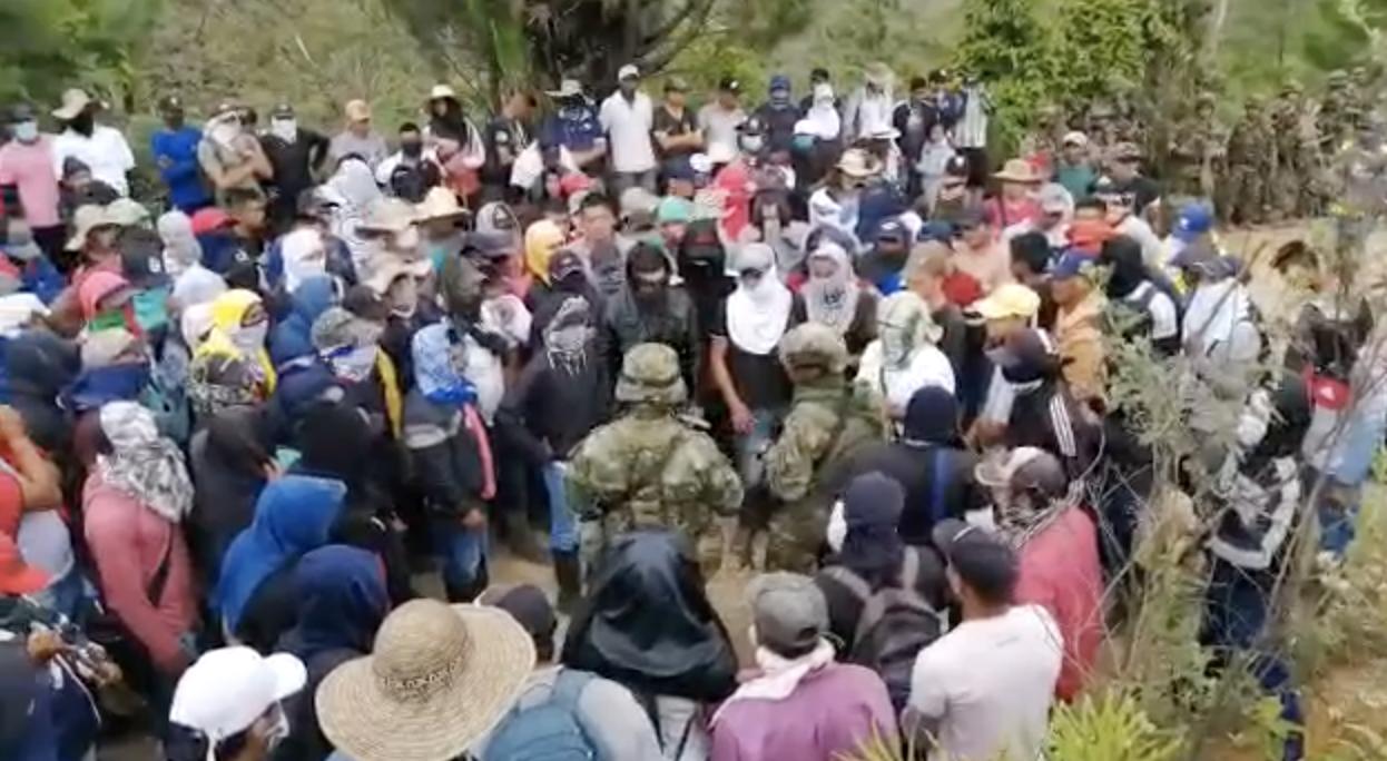 Asonada contra el Ejército en Suárez, Cauca, encapuchados los querían expulsar - Canal 1