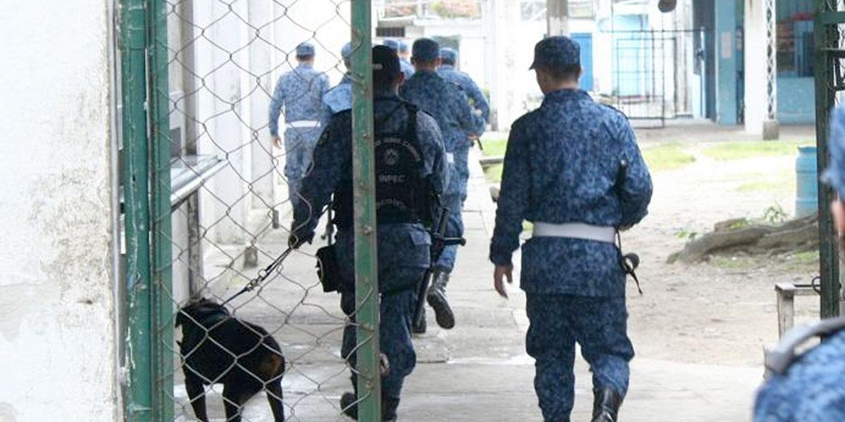 Protestas del Inpec por asesinato y hostigamiento de uniformados a ...