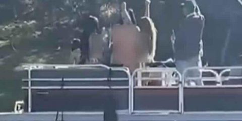 Mujeres se ‘enfiestaron’ sin nada de ropa en paseo en Guatapé - Canal 1