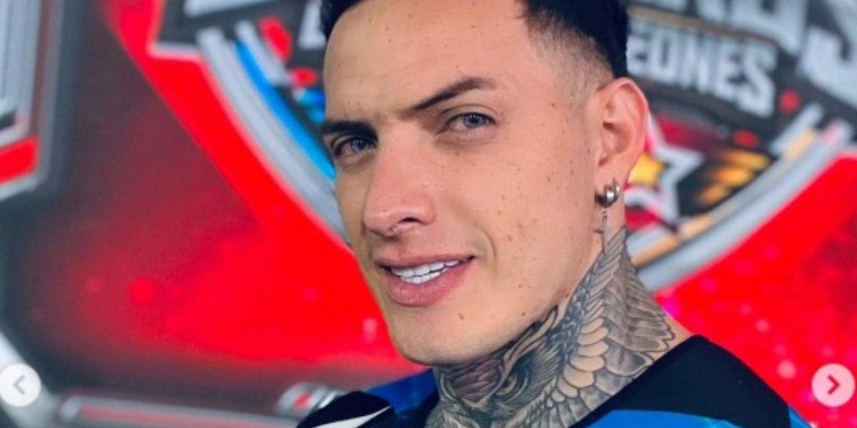 Josue Caballero le dio romántico beso a mujer y no era Alba - Canal 1