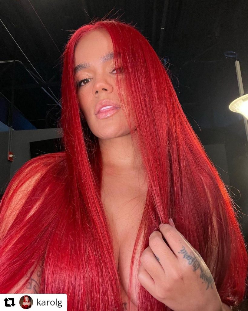 Karol G presumió sus grandes senos tapando solo lo necesario - Canal 1