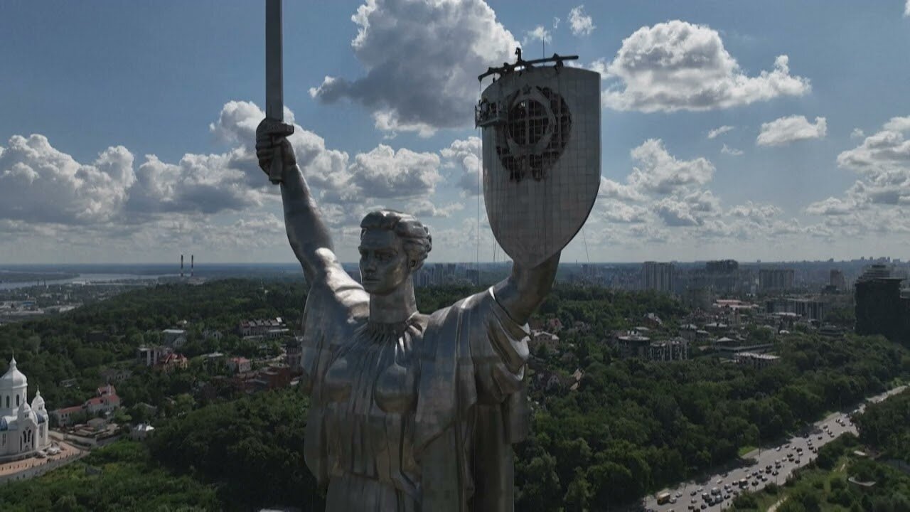 Video | Retiran símbolos soviéticos de estatua gigante en Kiev, Ucrania - Canal 1