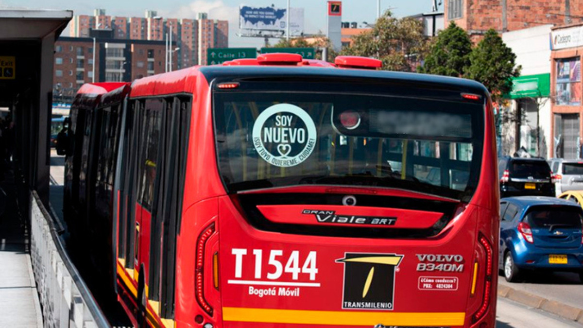 Hallan a hombre sin vida a las afueras de estación de TransMilenio ...