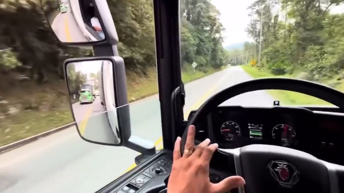 Video | Conductor imprudente casi causa tragedia en plena carretera ...